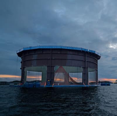 Aquatraz semi-lukket merd med dype luseskjørt – Seafarming Systems